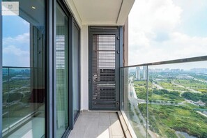 Apartamento Deluxe, 2 quartos, não fumadores, Vista para a cidade | Minibar, cortinas/cortinados opacos, ferro/tábua de engomar 