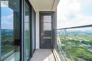 Apartamento Deluxe, 2 quartos, não fumadores, Vista para a cidade | Minibar, cortinas/cortinados opacos, ferro/tábua de engomar