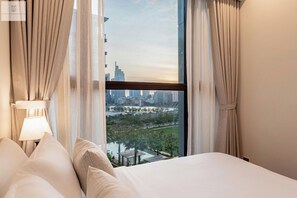 Apartamento de Luxo, 3 quartos, cozinha, Vista para a cidade | Minibar, cortinas/cortinados opacos, ferro/tábua de engomar 
