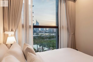 Apartamento de Luxo, 3 quartos, cozinha, Vista para a cidade | Minibar, cortinas/cortinados opacos, ferro/tábua de engomar