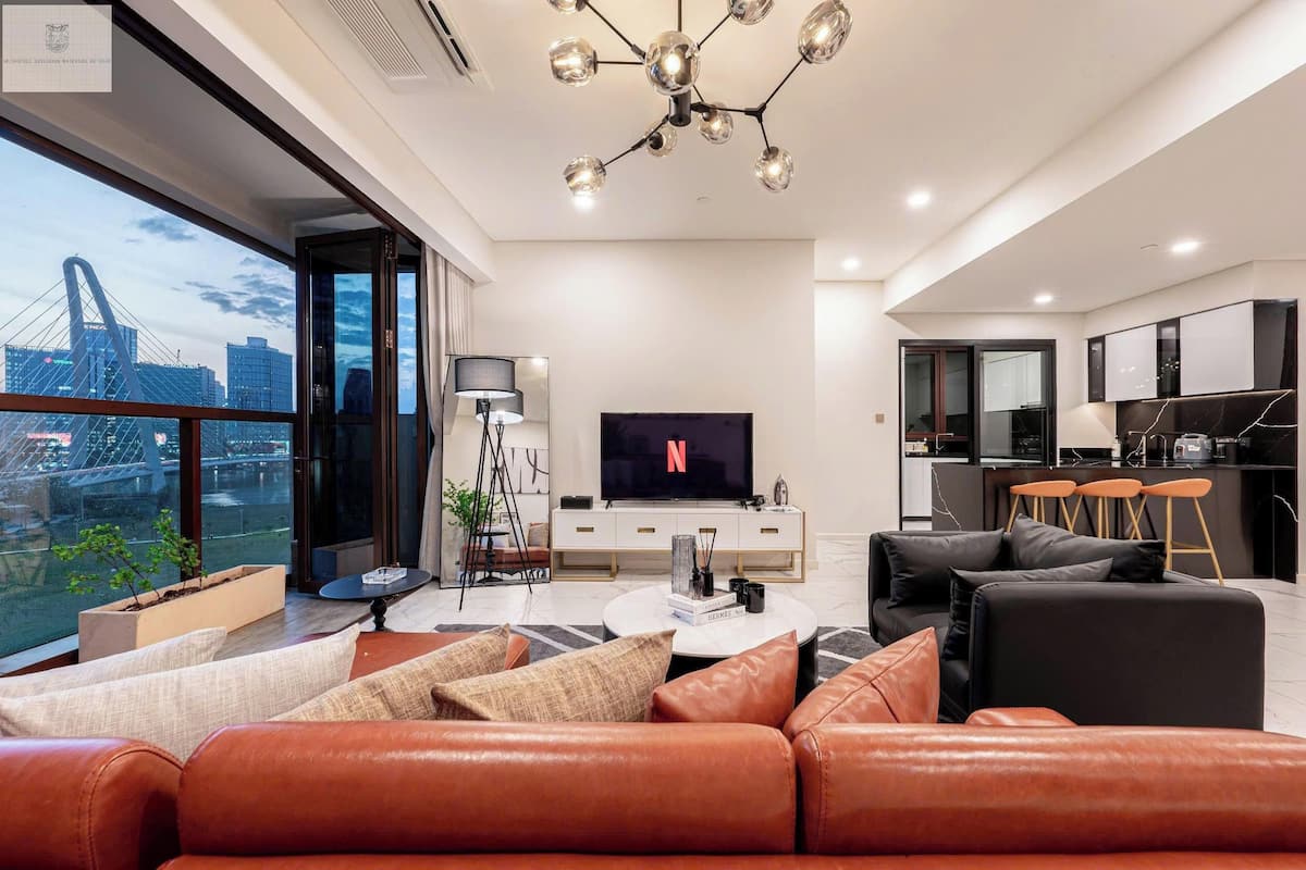Apartamento de Luxo, 3 quartos, cozinha, Vista para a cidade | Sala de estar | Televisor de ecrã plano de 43 polegadas com canais por cabo, livros
