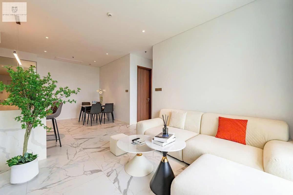 Apartamento Deluxe, 2 quartos, não fumadores, Vista para a cidade | Sala de estar | Televisor de ecrã plano de 43 polegadas com canais por cabo, livros