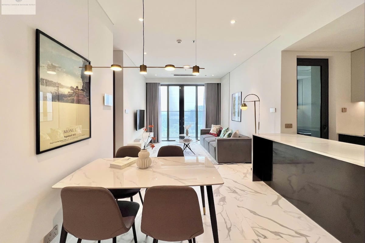 Apartamento Deluxe, 1 cama king-size, cozinha, Vista para a cidade | Sala de estar | Televisor de ecrã plano de 43 polegadas com canais por cabo, livros