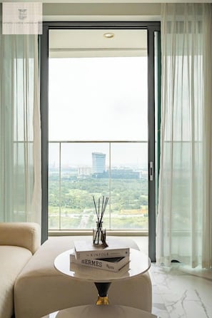 Apartamento Deluxe, 2 quartos, não fumadores, Vista para a cidade | Minibar, cortinas/cortinados opacos, ferro/tábua de engomar