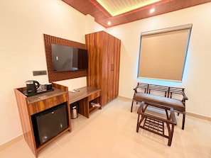 Suite Deluxe, Vista para a cidade | Cofre no quarto, secretária adequada para computadores portáteis