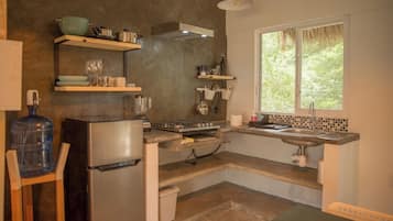 Estúdio Comfort, frigorífico, vista para o resort | Cozinha privada | Um frigorífico, utensílios de cozinha