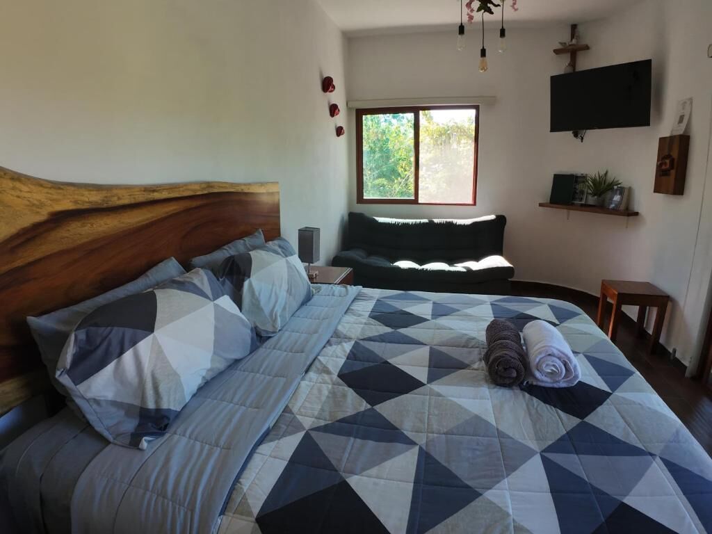 Cabana de Madeira Deluxe, vista para a piscina | Cofre no quarto, cortinas/cortinados opacos, quartos insonorizados 