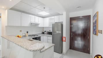 Apartamento Standard, varanda, Vista para a cidade | Cozinha privada | Um micro-ondas, um forno, uma placa de cozinha, uma torradeira