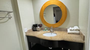 Quarto solteiro standard | Banheiro | Produtos de toalete grátis, toalhas de banho, sabonete, shampoo