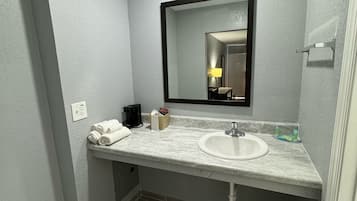 Quarto casal, para não fumantes | Banheiro | Produtos de toalete grátis, toalhas de banho, sabonete, shampoo