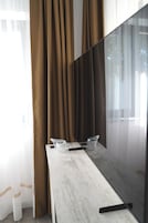 Quarto casal clássico, sacada, vista para a montanha | Escrivaninha, espaço de trabalho para notebook