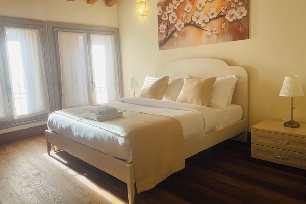 Quarto solteiro, vista para a cidade | Frigobar, escrivaninha, Wi-Fi de cortesia, roupa de cama