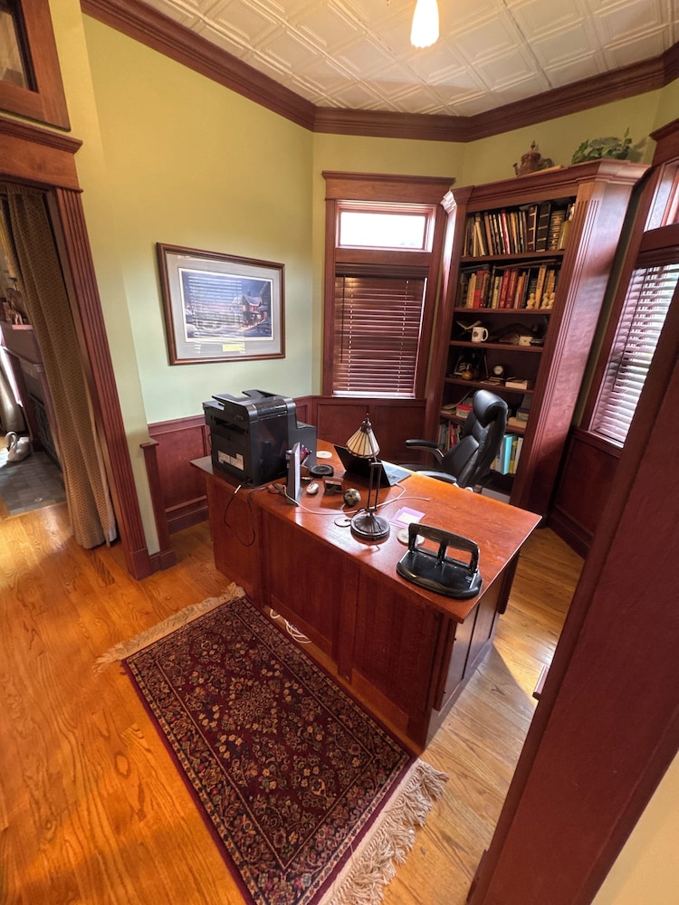 Victorian Home Retreat Near Pella - Mahaska County | Stayz