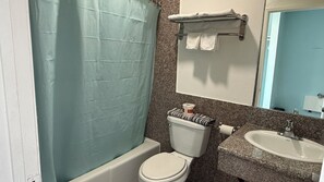 Quarto standard, 1 cama Queen, para não fumantes, banheiro privativo | Banheiro | Chuveiro/banheira combinados, toalhas de banho, sabonete