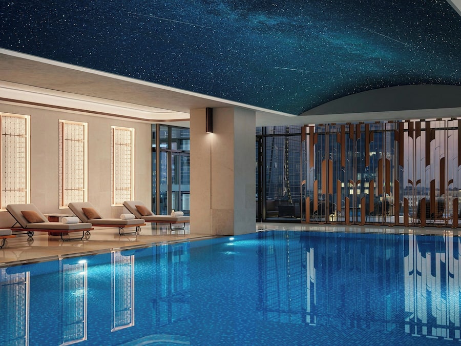 Piscina interior, piscina exterior sazonal