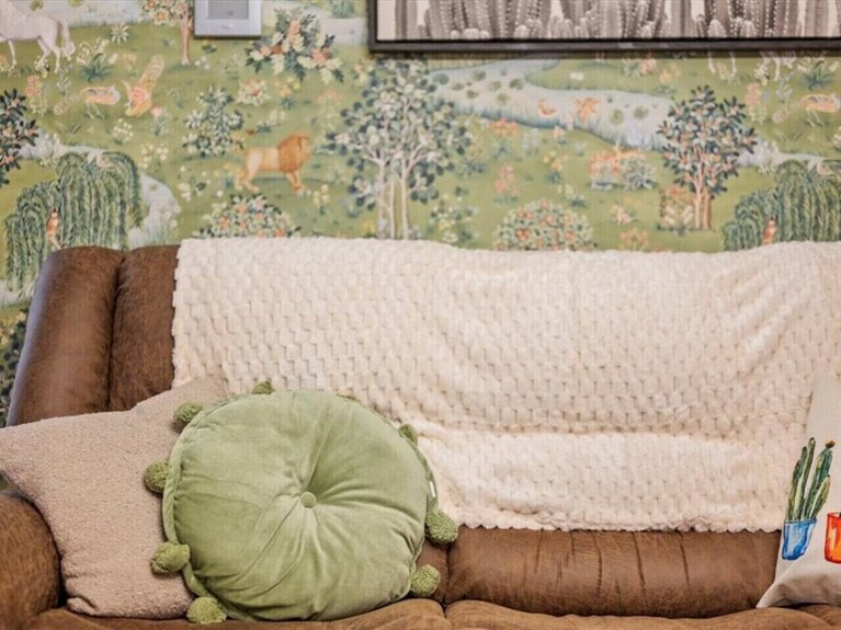 King Bed, Retro-inspired! - Turtle, West Mifflin