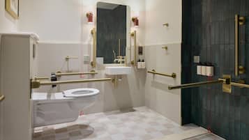 Artigos de higiene ecológicos, um secador de cabelo, toalhas fornecidas