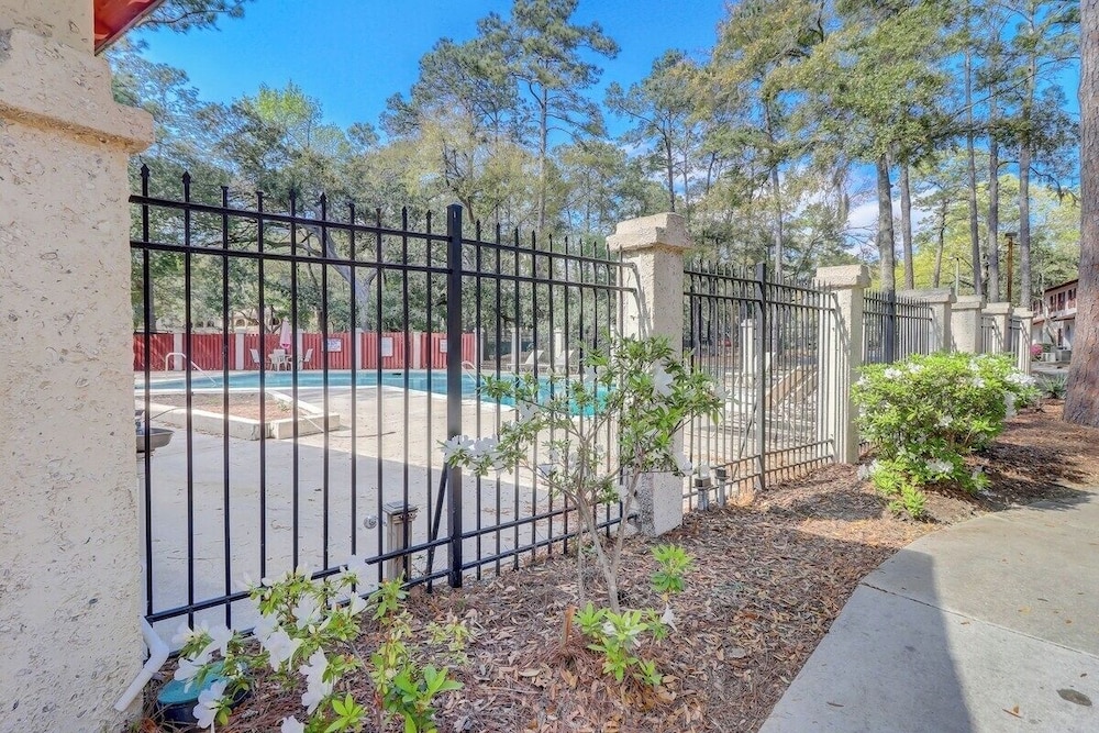 Renovated 2br Hilton Head Home Walk To Shops - Hilton Head Island, SC