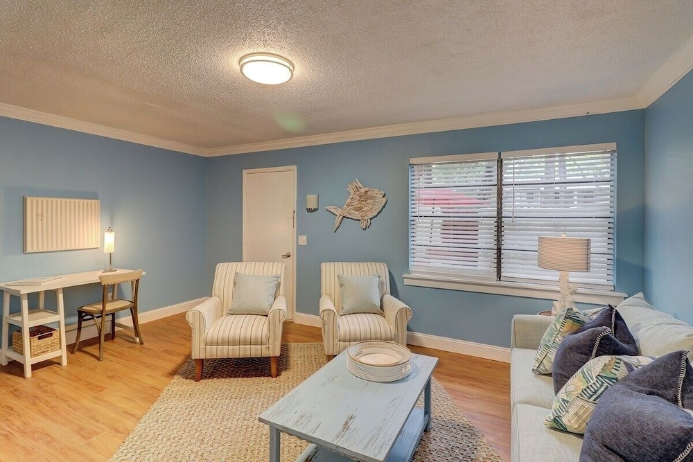 Beach Getaway 2br W/ Pool + Modern Comforts - South Carolina