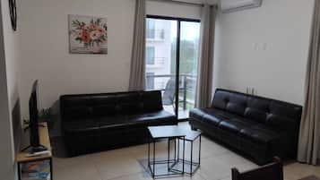 Apartamento Familiar, 2 quartos, não fumadores, não se aceitam animais de estimação | Sala | Smart TV de 43 polegadas com canais digitais, serviços de streaming