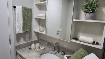 Apartamento básico | Banheiro | Chuveiro, secador de cabelo, toalhas de banho, papel higiênico