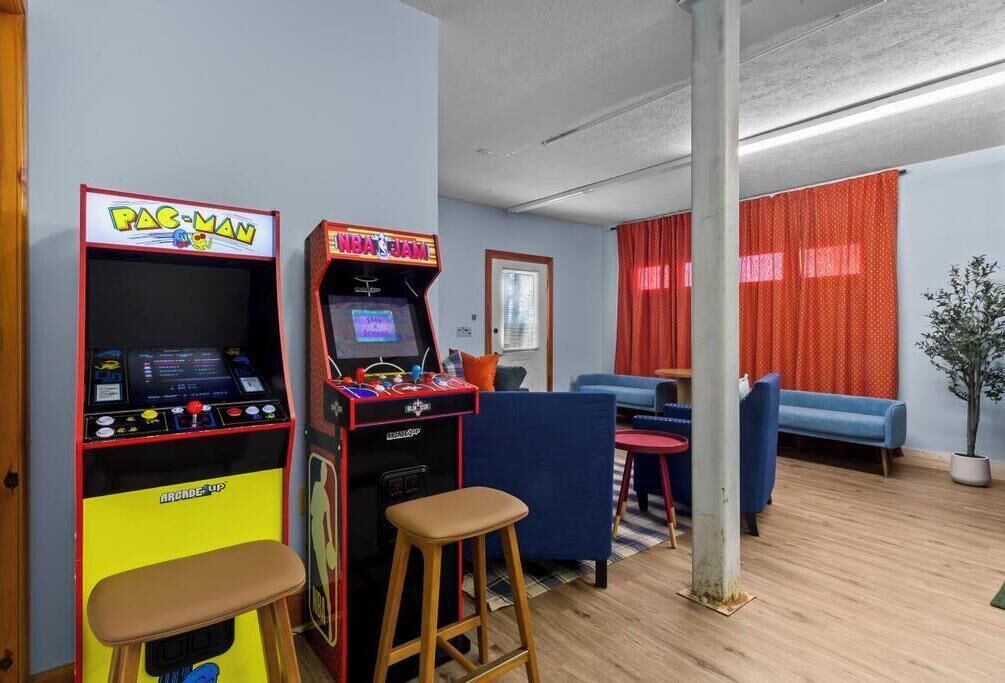 Helen Haus: Golf Sim & Hot Tub Theater Retreat - Helen, GA