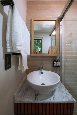 Quarto econômico | Banheiro | Chuveiro, secador de cabelo, toalhas de banho, sabonete