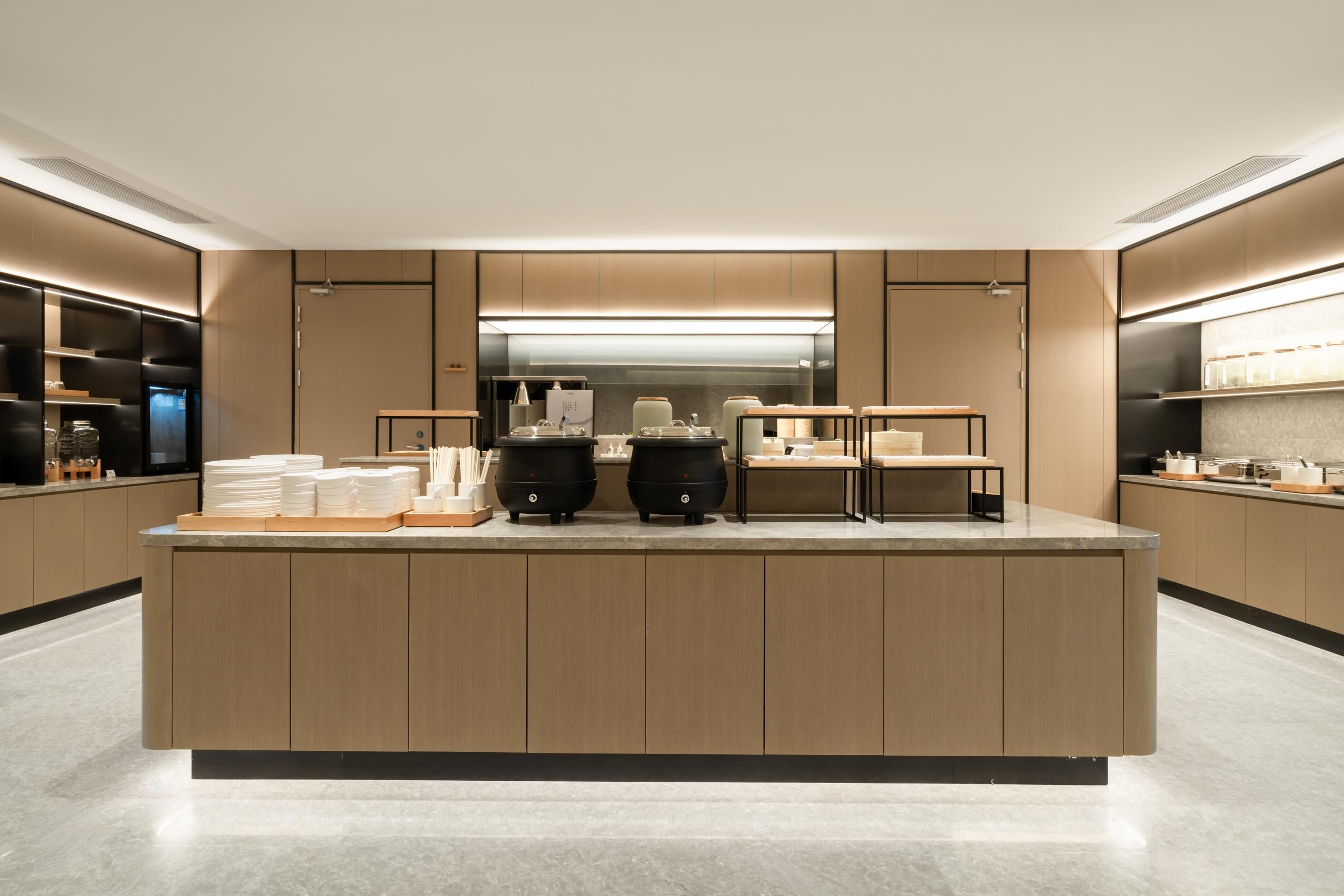 Cozinha moderna com ilha central, eletrodomésticos embutidos e design elegante.