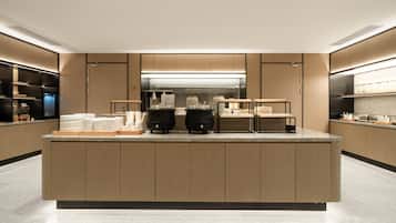 Cozinha moderna com ilha central, eletrodomésticos embutidos e design elegante.