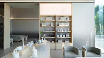 Um interior moderno com uma mesa central, área de estar e estantes embutidas.