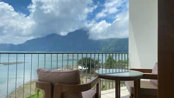 Suíte superluxo, sacada, vista para o lago | Vista da sacada