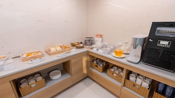 Pequeno-almoço diário mediante uma taxa