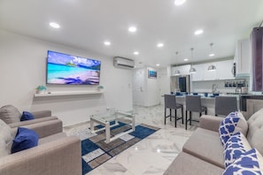Apartamento de Luxo em Condomínio Fechado | Sala de estar | Monitores