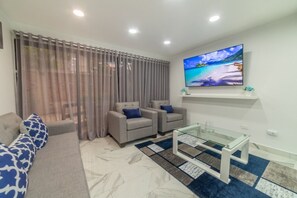 Apartamento de Luxo em Condomínio Fechado | Sala de estar | Monitores