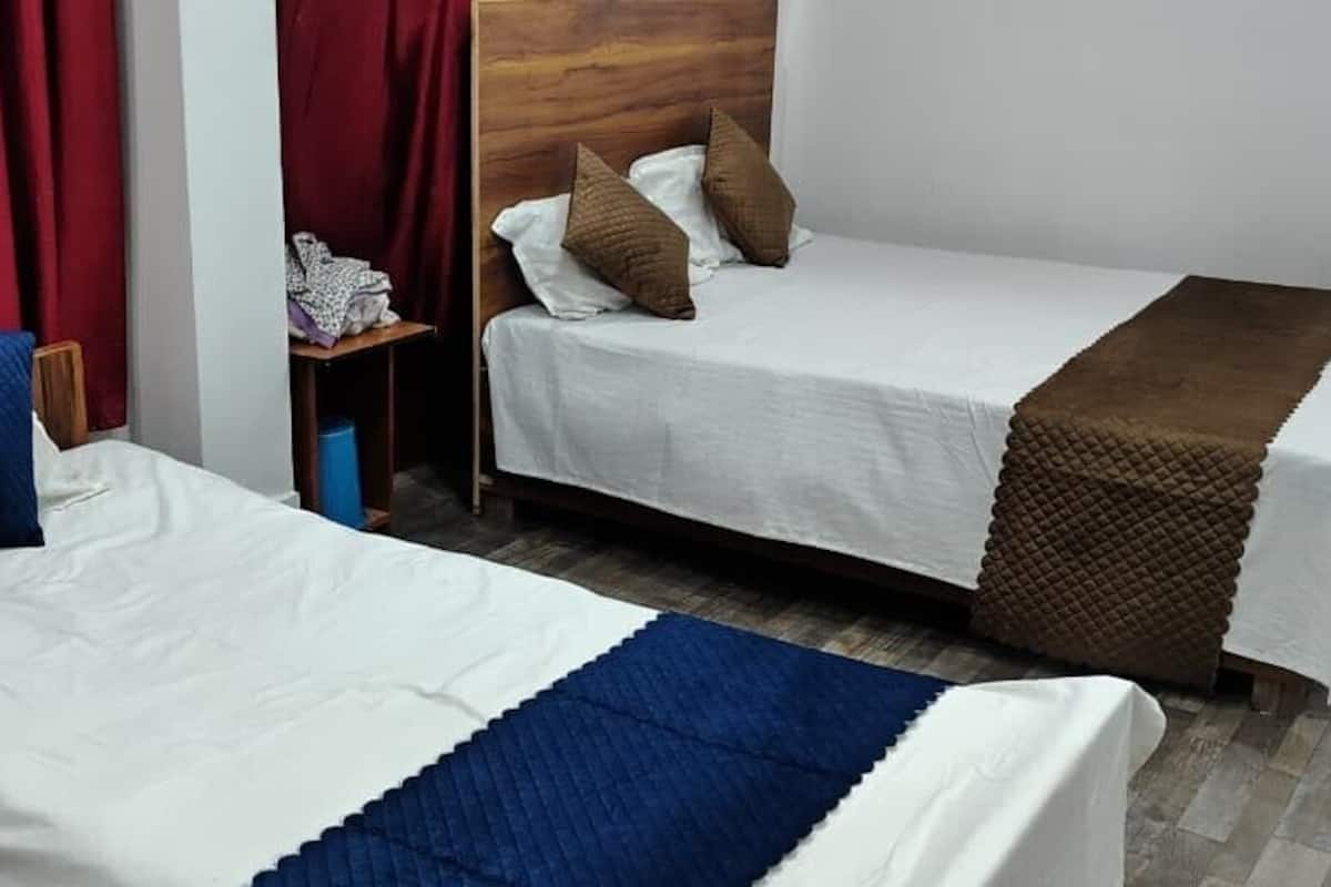Quarto Triplo | Camas desdobráveis, Wi-fi grátis, roupa de cama fornecida