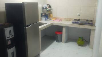 Refrigerador em uma área comum, chapa