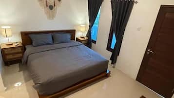Quarto casal superior, sacada, vista para a piscina | Wi-Fi de cortesia
