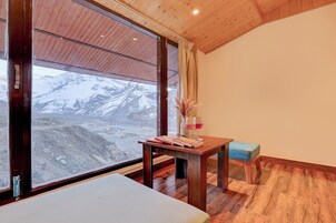 Quarto casal premium, vista para a montanha | Camas com colchões de espuma com sistema de memória, Wi-Fi de cortesia