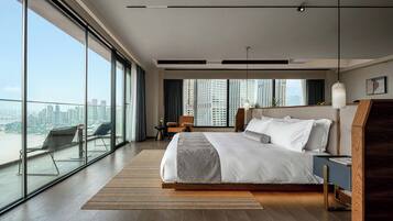 Suíte superluxo, vista para a cidade | Roupas de cama premium, edredons de pluma, frigobar