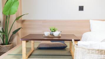 Apartamento família, sacada, vista para a cidade | Banheiro | Chinelos