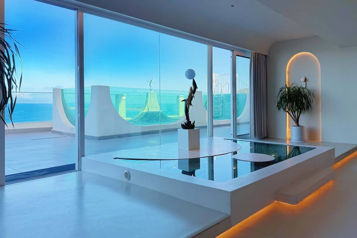 Apartamento Premier em Condomínio Fechado, vista para o mar | Secretária, secretária adequada para computadores portáteis