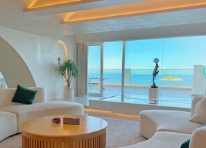 Apartamento Premier em Condomínio Fechado, vista para o mar | Secretária, secretária adequada para computadores portáteis