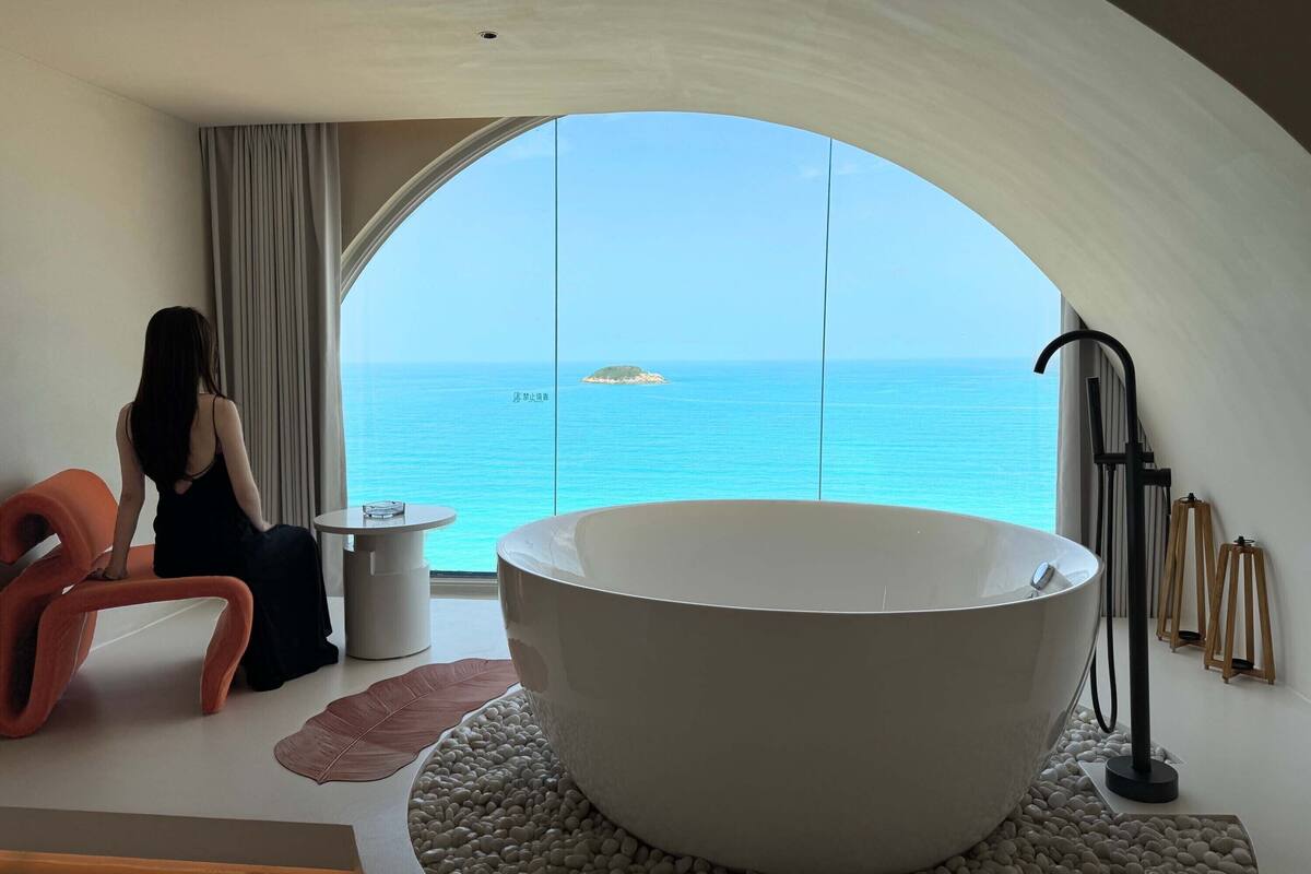 Quarto Familiar, vista para o mar | Secretária, secretária adequada para computadores portáteis