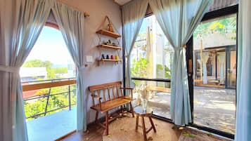 Quarto superior, vista para o pátio | Área de estar