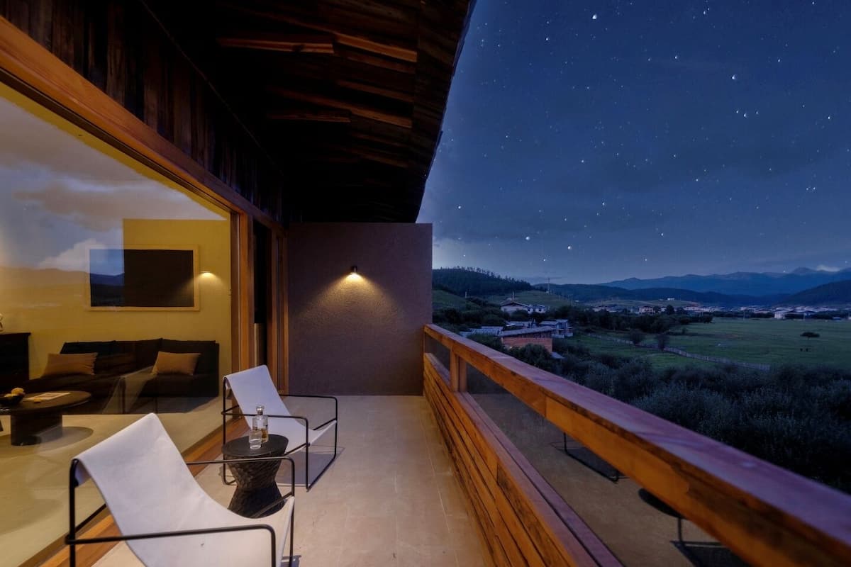 Quarto Duplo Superior, vista para a colina | Secretária, secretária adequada para computadores portáteis
