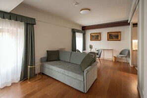 Apartamento Premier | Cofre com capacidade para portátil, cortinas/cortinados opacos 