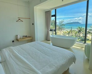 Quarto Duplo de Luxo, vista para o mar | Secretária, secretária adequada para computadores portáteis