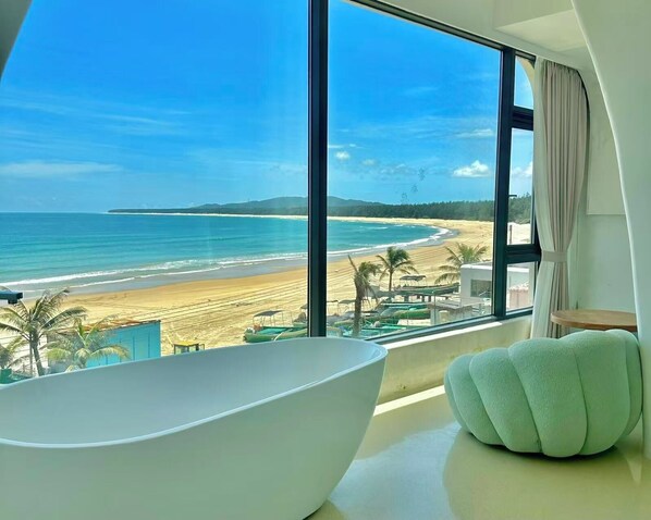 Quarto Signature, vista para o mar | Secretária, secretária adequada para computadores portáteis