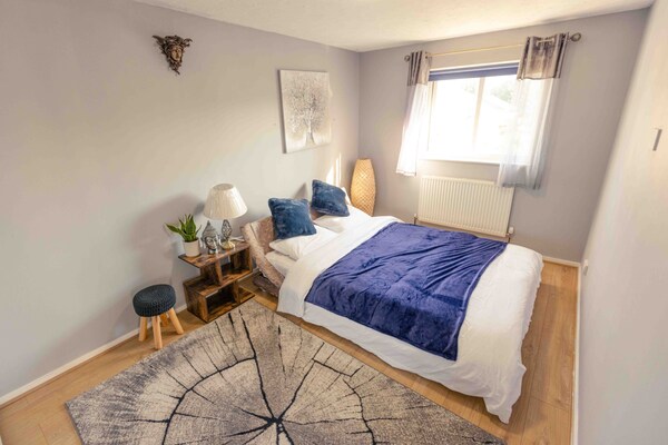 House - Sleeps 8 - Pet Friendly - Garden - Parking - Andover