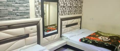 Quarto Duplo Deluxe, ar condicionado | Roupa hipoalergénica, secretária, Wi-fi grátis